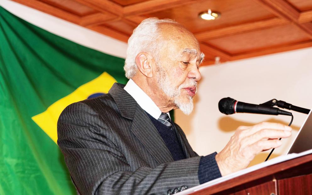 Domício Coutinho, fundador da biblioteca brasileira em NY, morre aos 93 ...