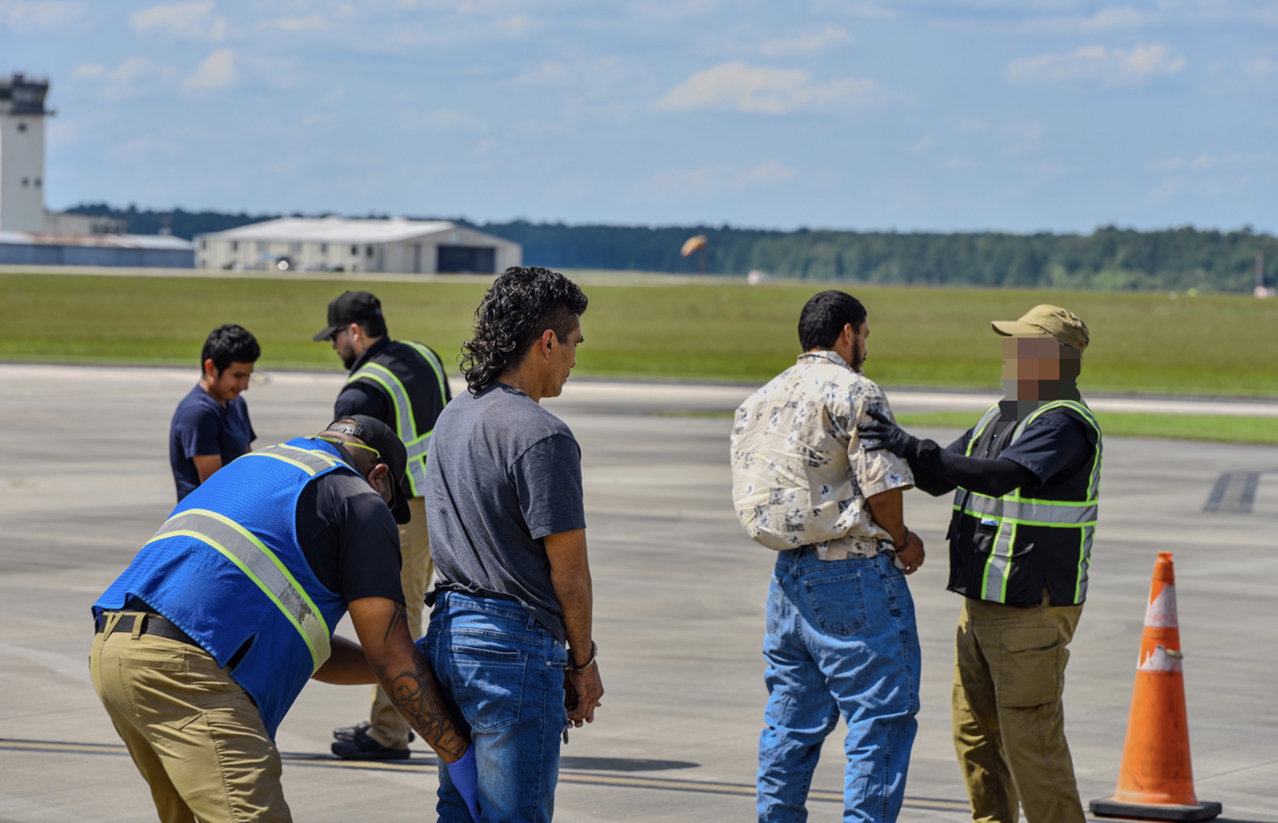 Megaoperação do ICE deporta 528 pessoas em Houston - AcheiUSA