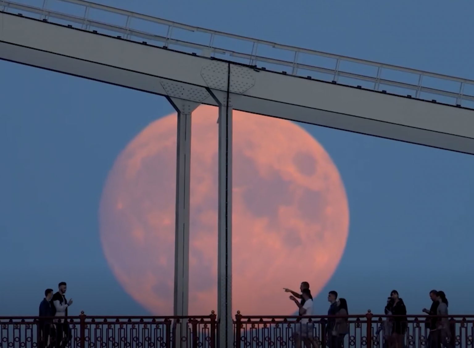 "Strawberry Moon" de junho é a mais baixa no céu em 20 anos - AcheiUSA